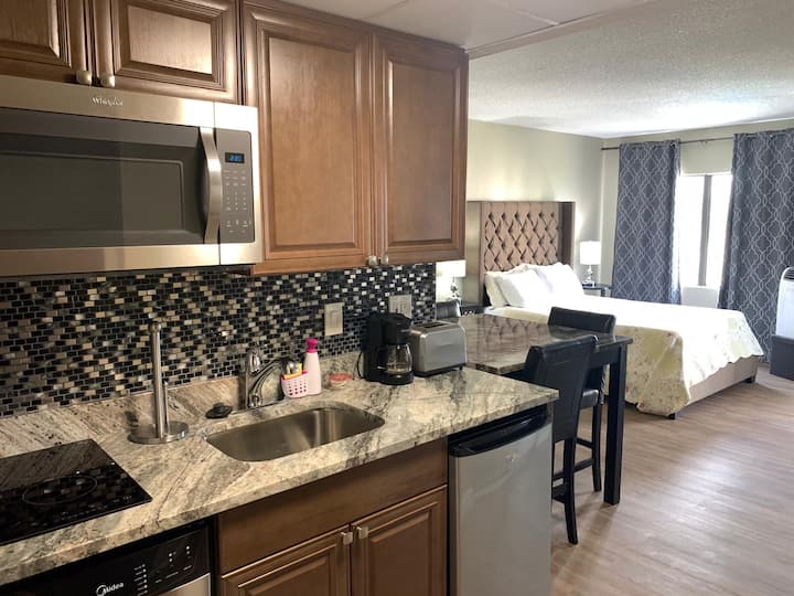 Your Orlando Getaway With Poolside Views! - Orlando, FL