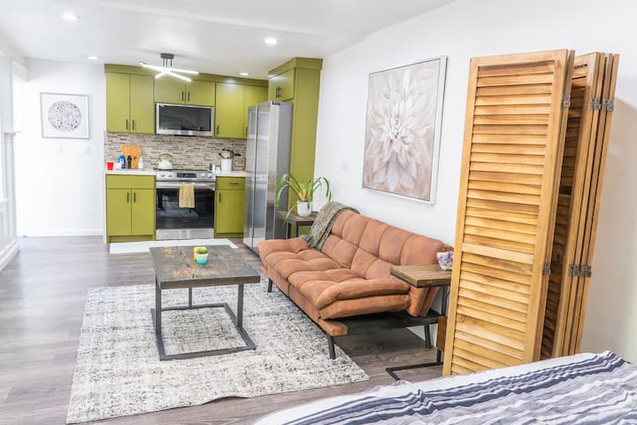 Charming Echo Park Studio - Walk To Sunset & Lake - Los Angeles, CA