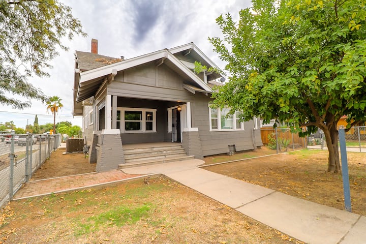 Classic Vintage Stay - Fresno, CA