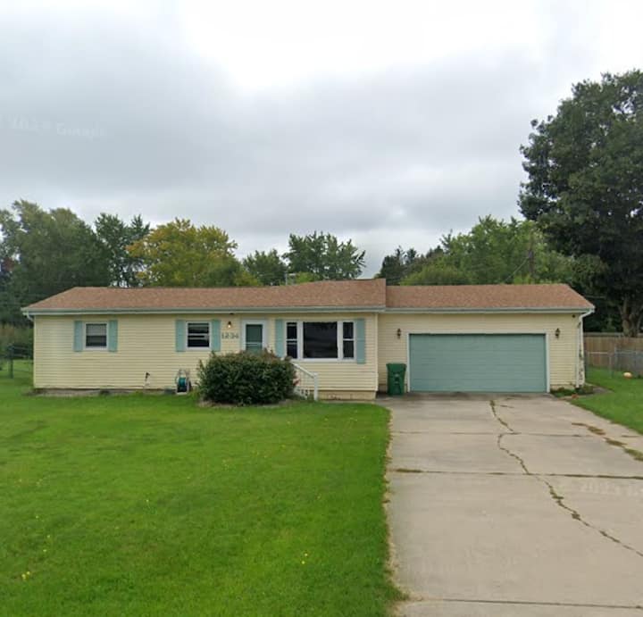 Peaceful Stay At 1234 Venus - Benton Harbor, MI