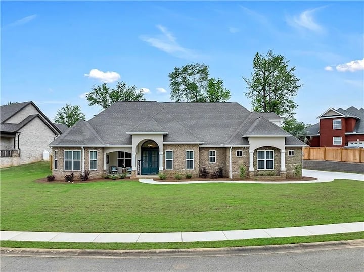 A Luxury Ranch In Prestigious Governor's Estates. - Warner Robins, GA