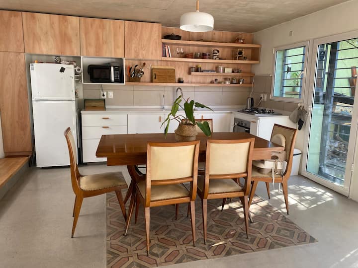 Amplia Casa En Pocitos - Uruguay