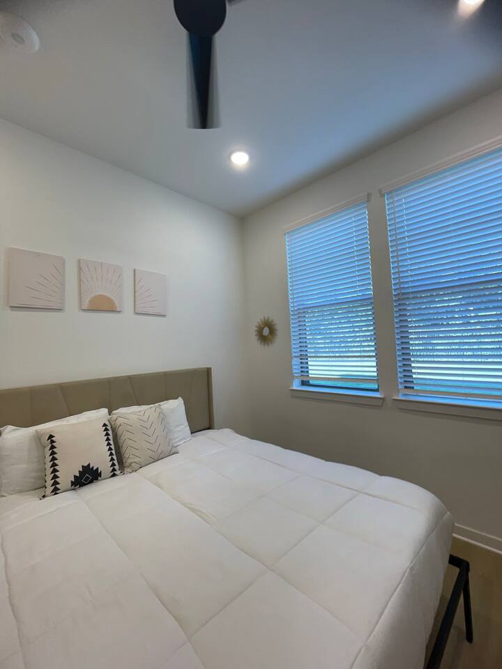 Worker Friendly, A+ Location, Warm And Cozy - Fairview Park, Sherman