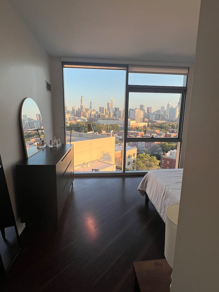 Spacious 1-bedroom + Den In The Heart Of Chicago - McKinley Park - Chicago