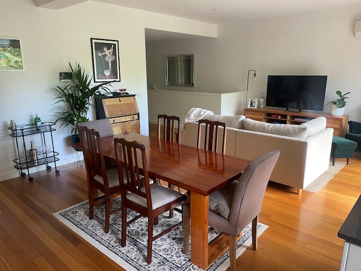 Two Story 3 Bedroom, 2 Bathroom Townhouse - Saint Kilda