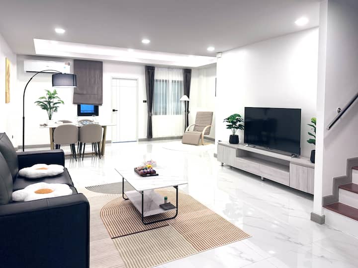 全新联排别墅|亲子游| 全家游 |超大空间|免清洁费 - Pattaya City