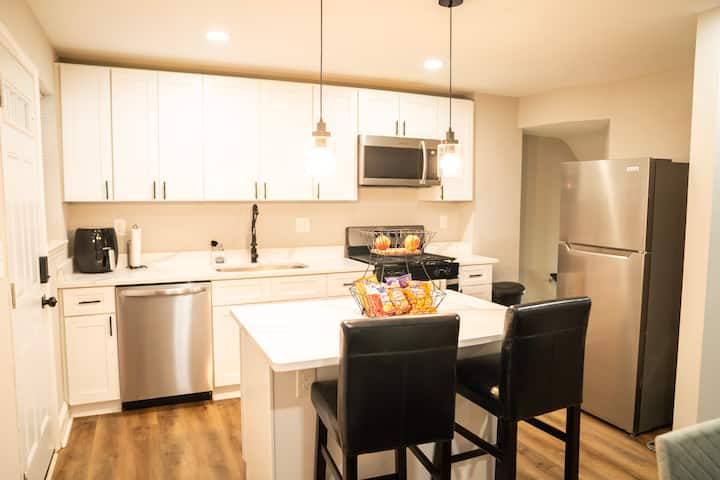 Modern Parkville 4br Haven Near Hospitals & Towson - Parkville, MD