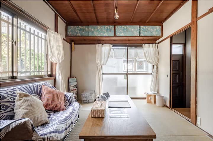 窓の向こうは江ノ電/一棟貸/腰越駅＆海まで３分/古民家/鎌倉高校前踏切も江の島も徒歩/朝食付き - Enoshima