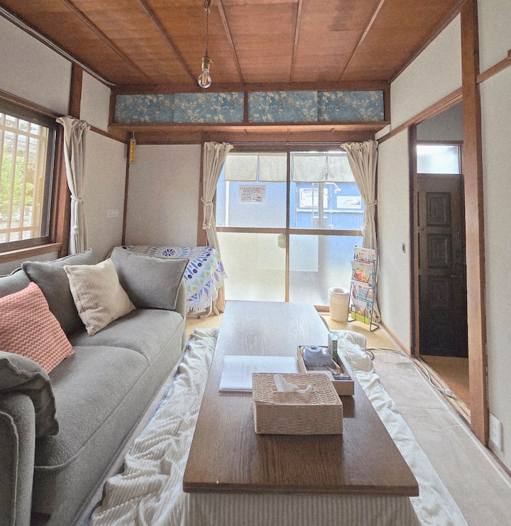 窓の向こうは江ノ電/一棟貸/腰越駅＆海まで３分/古民家/鎌倉高校前踏切も江の島も徒歩圏内 - Enoshima