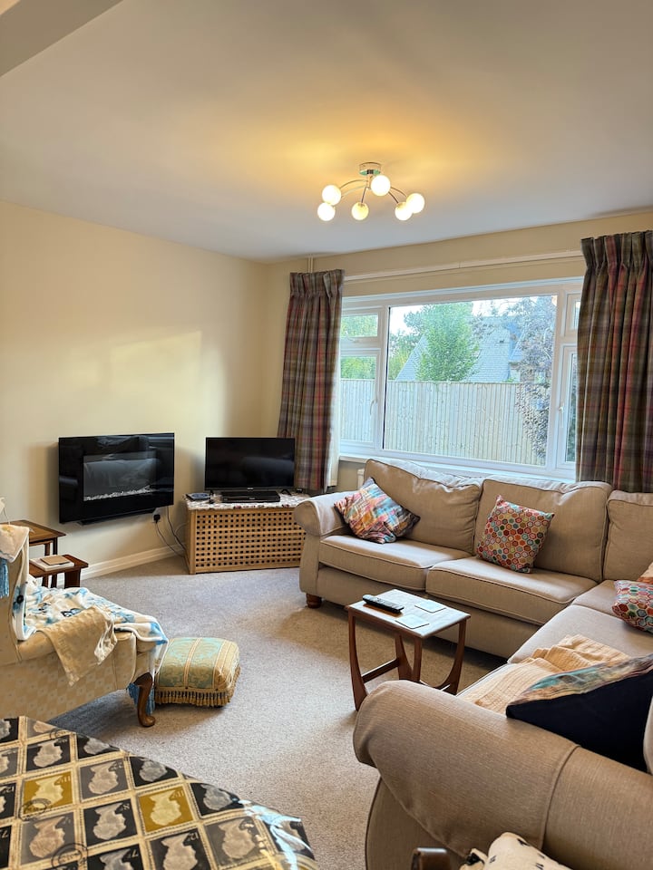 Charming 2-bed W/ Garden & Town-centre Location - 阿伯加文尼