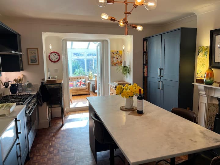 Spacious, Welcoming, Cosy Home In Central Penarth - Cardiff