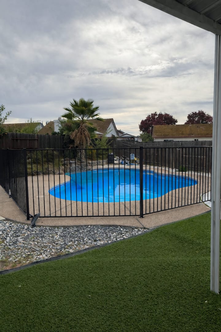 The Perfect Family Getaway — 4 Beds, 3 Baths&pool! - Sacramento, CA