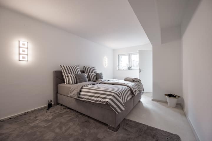 Modern, Renovated Apartment. Parking Included. - Braunschweig