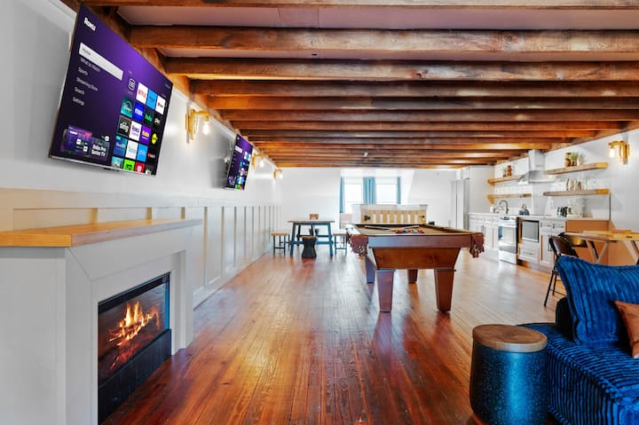 Sleeps 34 | Modern Mountain Getaway - Tannersville, PA