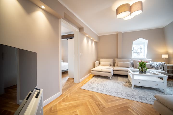 R1, Dg 7,5 Zimmer Luxus Wohnung Im Zentrum, 180m2 - Bad Homburg