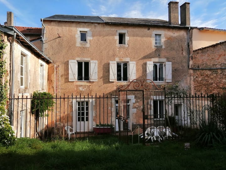 Grande Maison De Ville Avec Jardin Jusqu'à 14 Pers - Vivonne