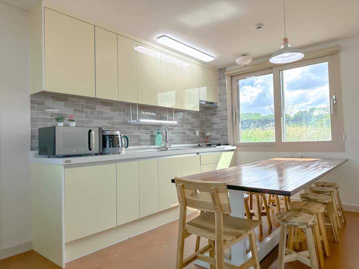 Oo 오픈 3주특별할인김녕해 전면4개 객실 이용 가능에어컨 4개퀸베드 2개 욕실 및 바비큐 - Jeju-si