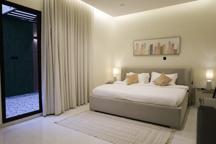 شقة حديثة بالقرب من سوليتير مول مع فناء خارجي - Riyadh