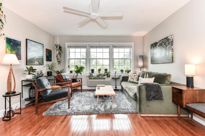 Old Town North Condo | Walk To Metro, Old Town - Alexandria, VA