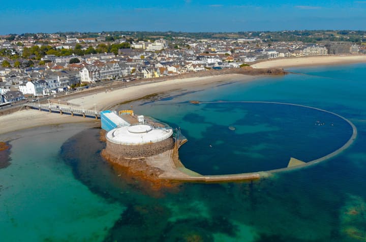 Newly Refurbished Sea Front Apartment. - Jersey