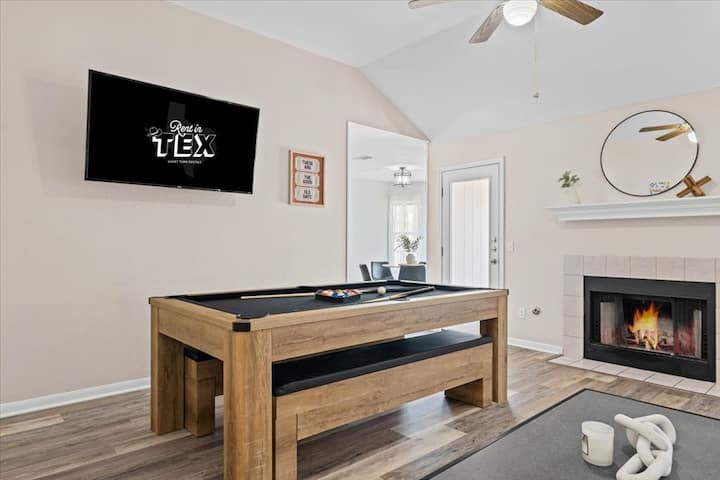 Chic & Fun Stay | Games, Fire Pit, Deck & Fitness - Leander, TX