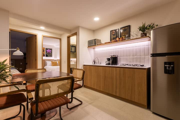 Laureles Gem – 2br Apartment W/ A/c & Inner Patio - Medellín