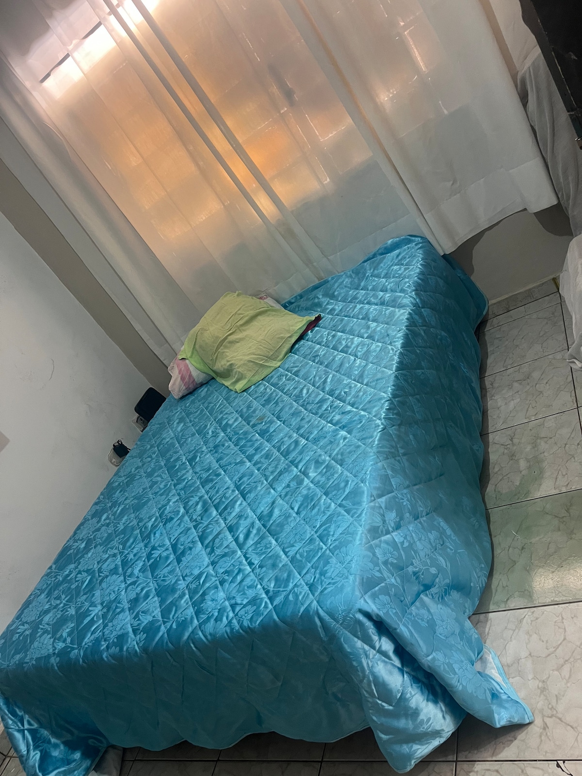 Chambre et salle de bain meublées près du marché central - Bed and ...