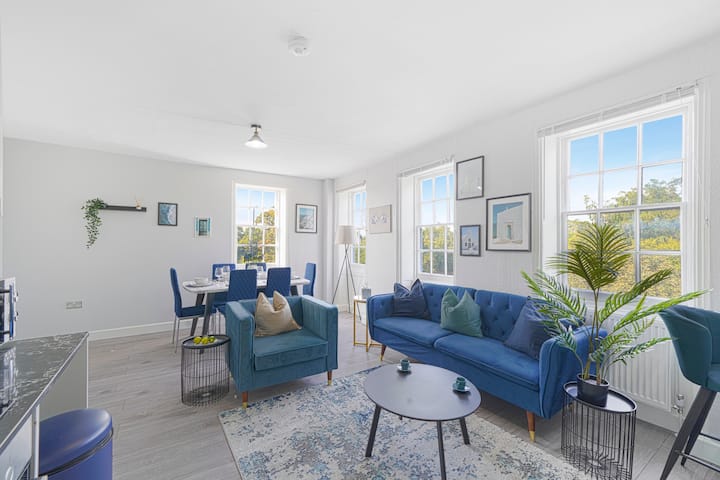 Massive 3br Home, Quiet, Free Parking, Sleeps 9 - London