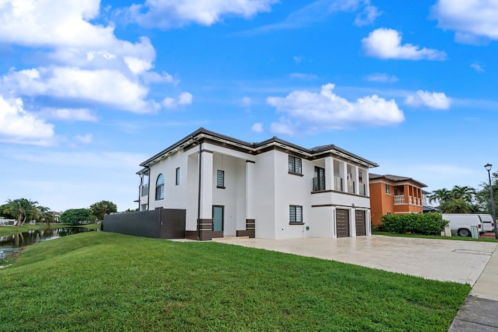 Luxury Lakefront Getaway - Everglades, FL