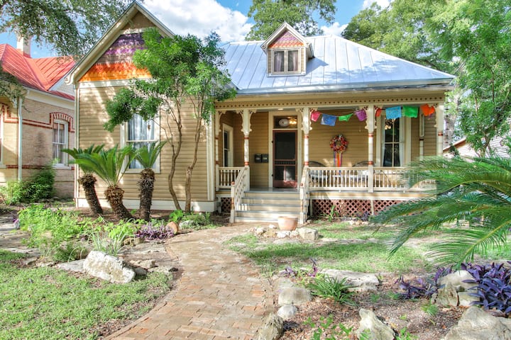 Spacious King William Gem | River Walk Walkable - San Antonio, TX
