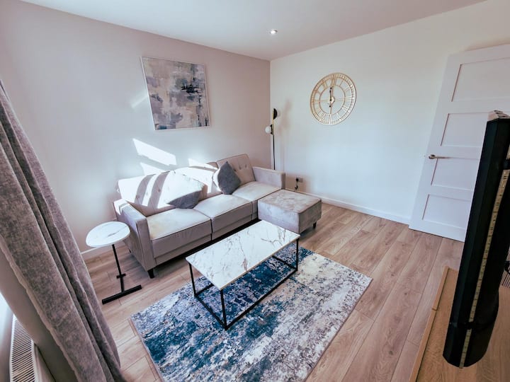 Modern Comfort In The Heart Of Swindon. - Swindon