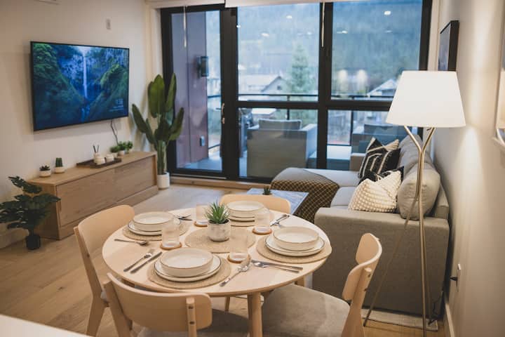 Mountain View Condo With Rooftop Hot Tub - Revelstoke Mountain Resort, BC