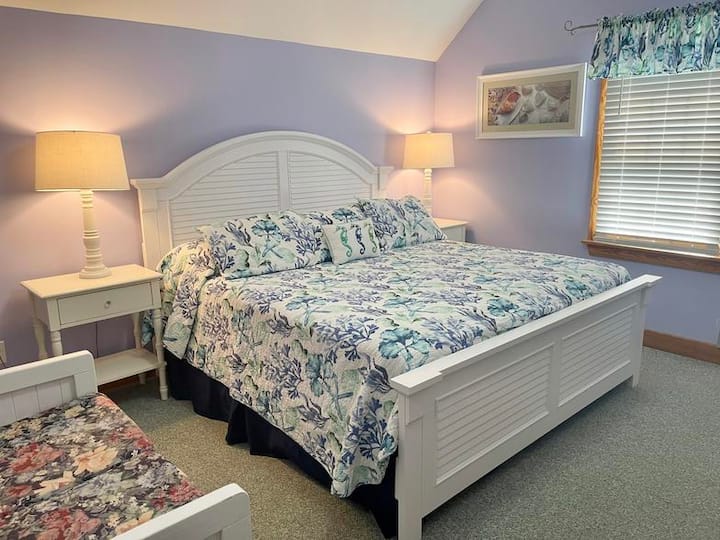 Charming Ocracoke Inn • Porches, Bikes & Walkable - Ocracoke, NC