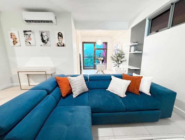 Modern 5th-floor Condo • Pool, Gym & City Views - Kingston