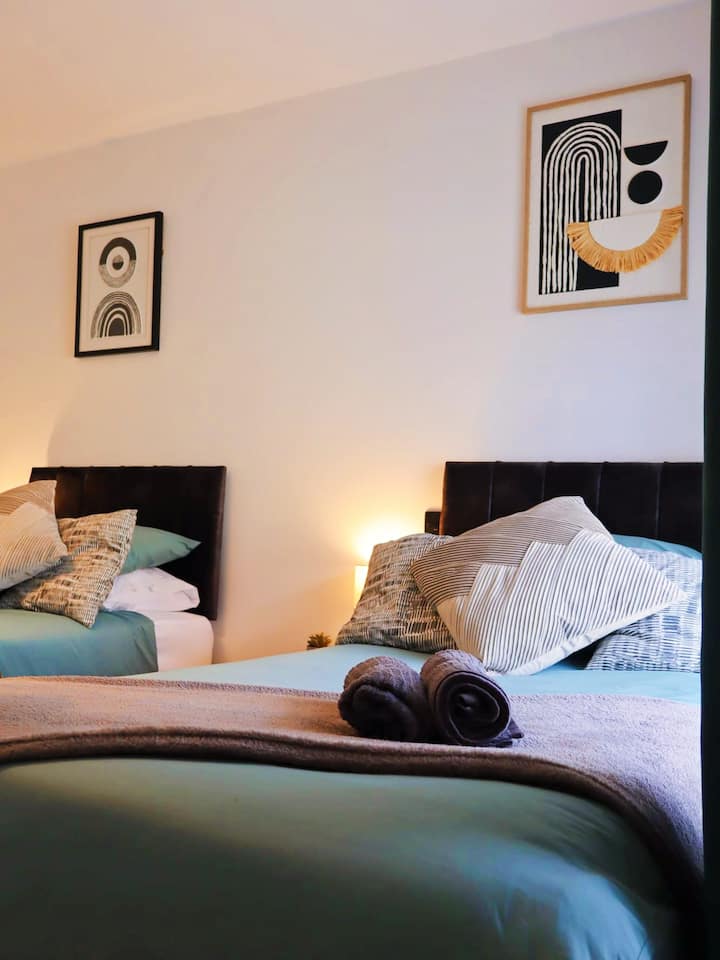 Large 2-bed Apt In Old Town - Long Stay Discounts! - Swindon