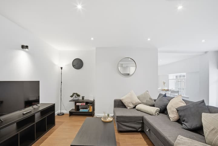 Large 2-bed Apt In Old Town - Long Stay Discounts! - 스윈던