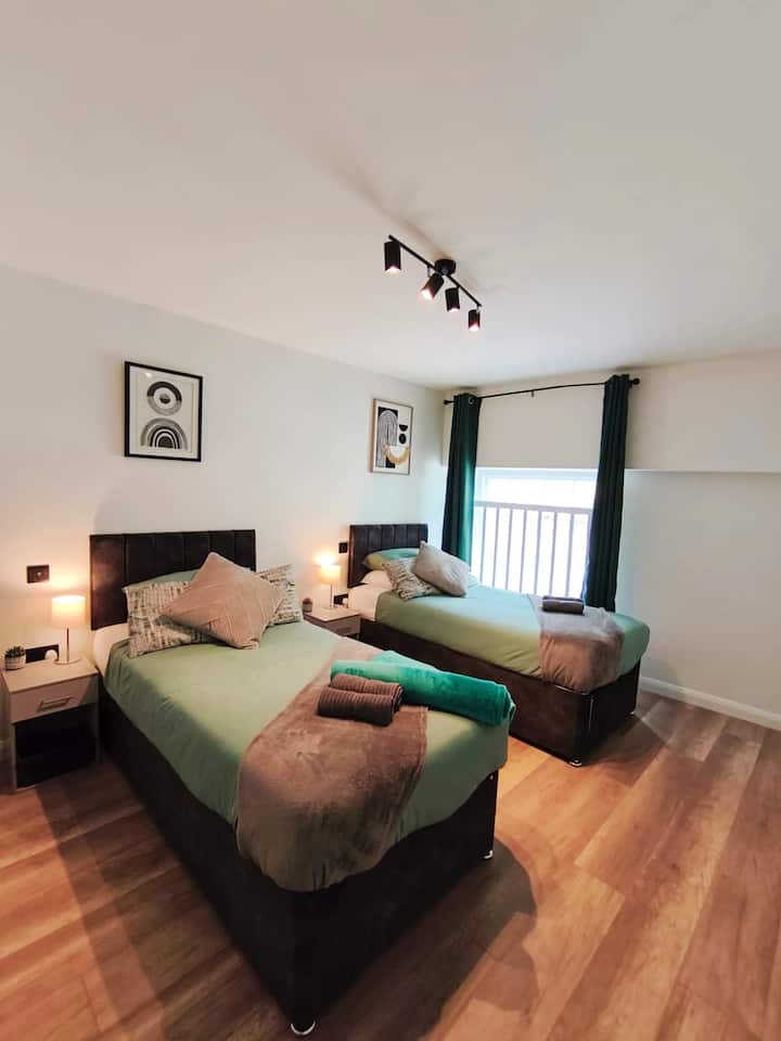 Large 2-bed Apt In Old Town - Long Stay Discounts! - Swindon