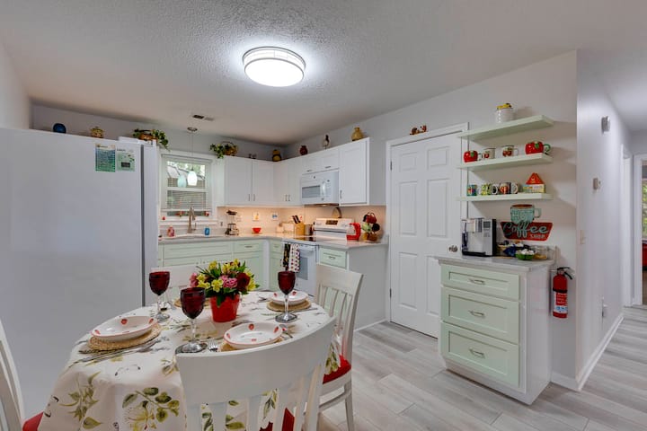 The Strawberry Cottage - Easley, SC