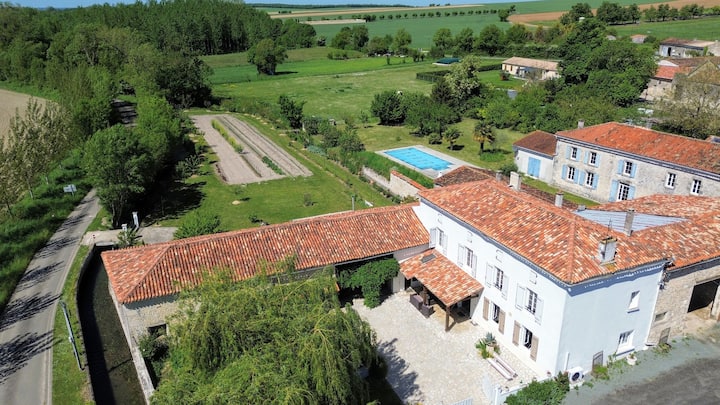 Emplacements Pour Vans, Fourgons Et Camping-cars - Saint-Jean-d'Angély