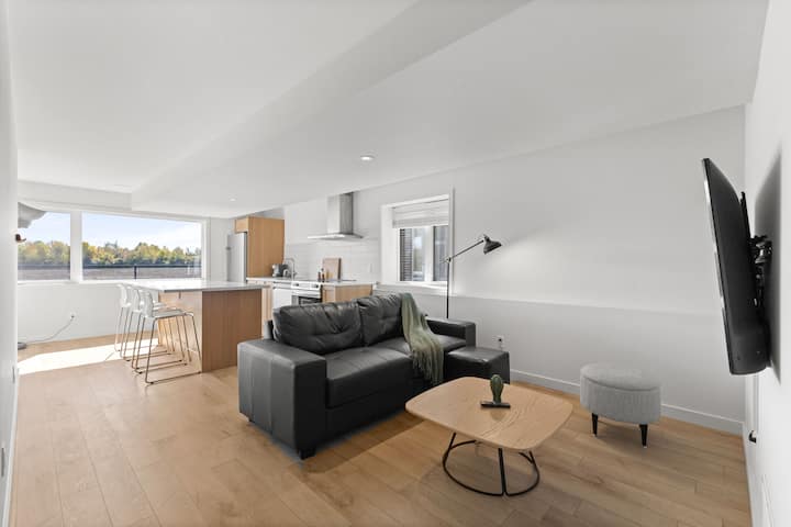 The Findlay Flat - Suburban Charm -