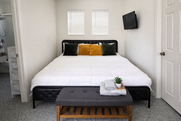 Private Studio • Cozy Modern Retreat - Victorville, CA