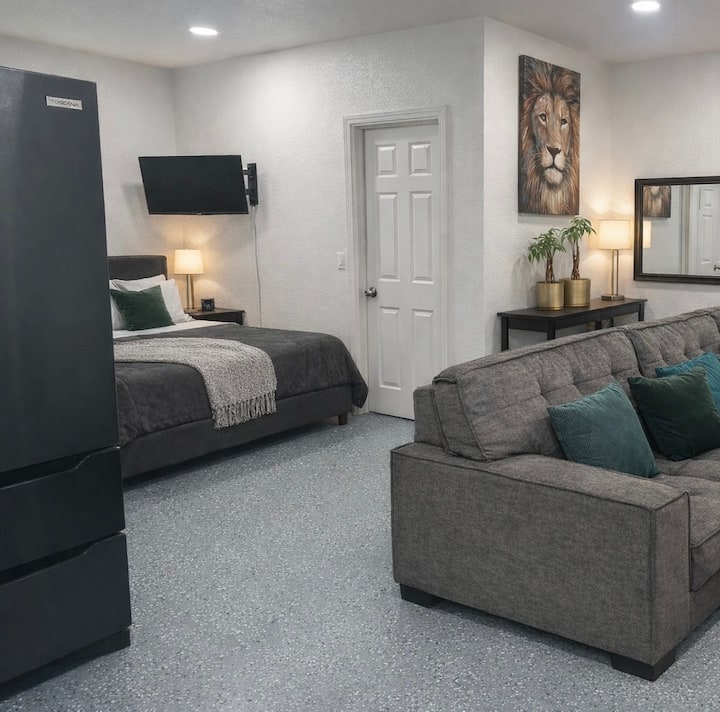 Private Studio With Parking & Workspace - Hesperia, CA