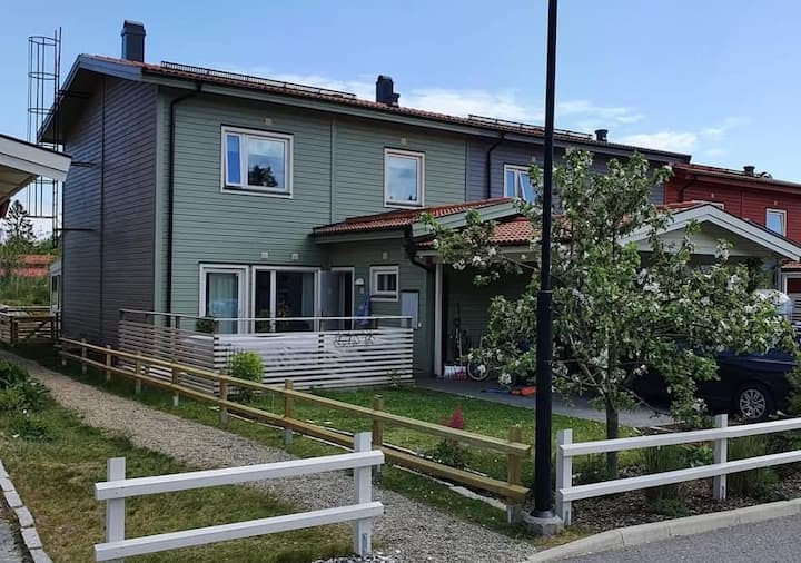 Trevligt Modernt Radhus I Familjevänligt Område - Västerhaninge
