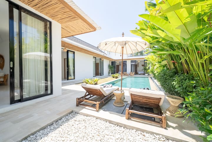 Elegant 5br Villa With Pool & Rooftop – Umalas - Canggu