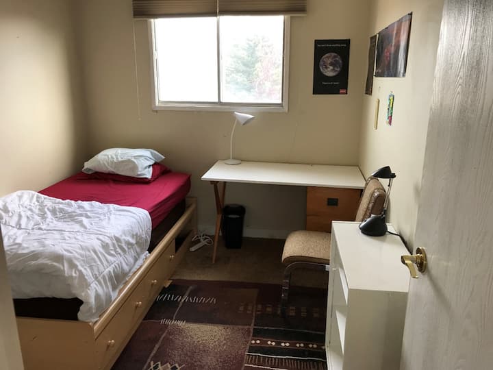 Shared Accomodation In A Duplex House - Cochrane