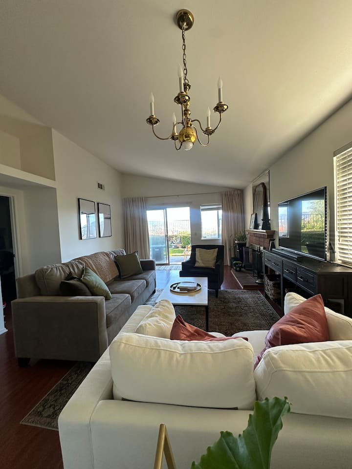 Home With Mountain Views; 2 Bedrooms + Office - Santa Clarita, CA