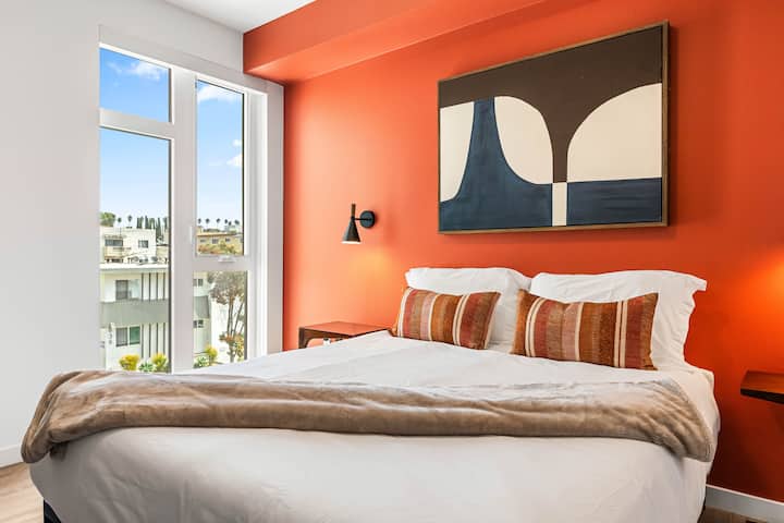 Chic 2bd In K-town | Free Parking | Hot Tub + Gym - Los Angeles, CA