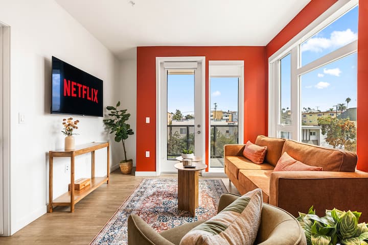 Chic 2bd In K-town | Free Parking | Hot Tub + Gym - Larchmont Village - Los Angeles