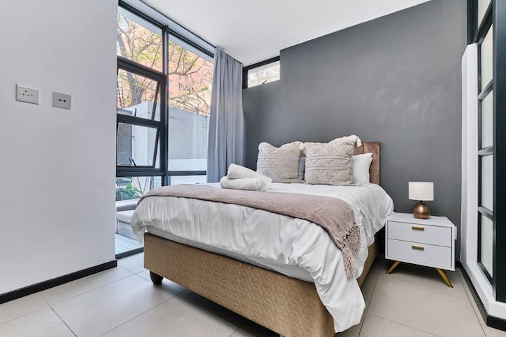 Stylish 2br Apartment | Steps From Rosebank Mall - South Africa