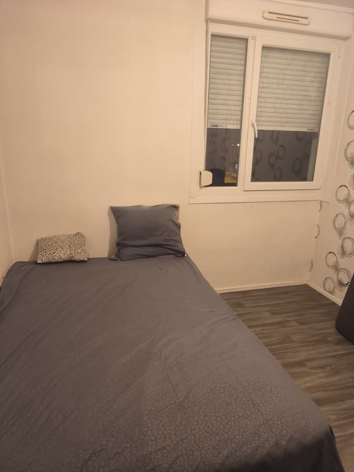 Une Chambre Dans Un Endroit Calme - Amnéville